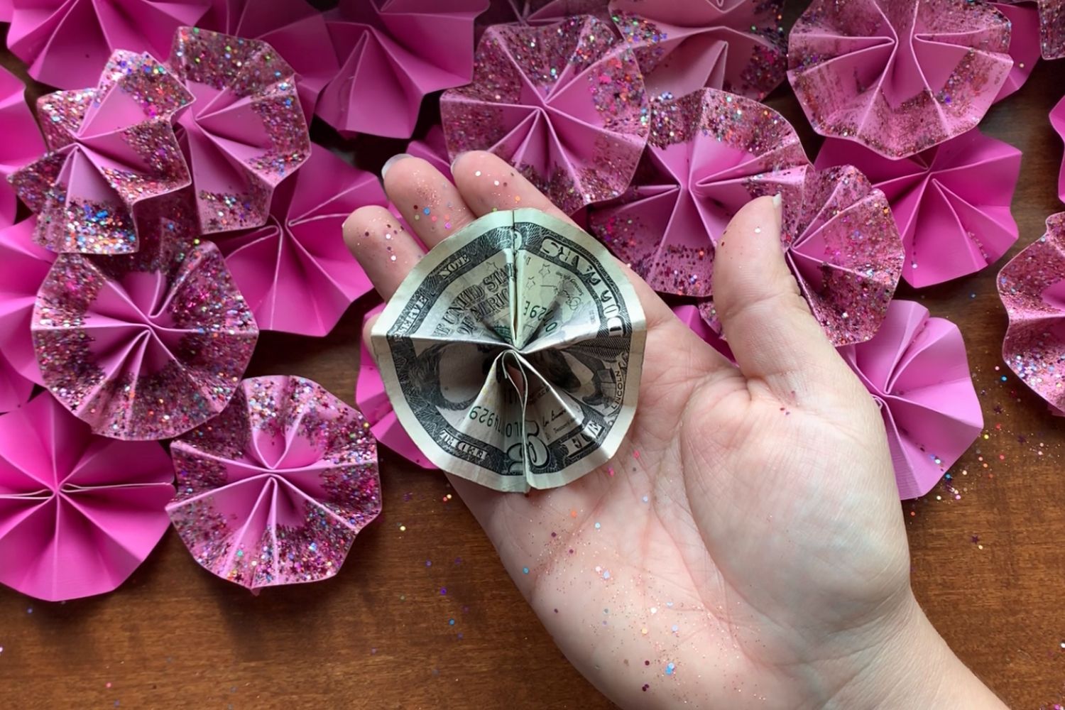 Diy Paper Lei For Gradution Or Diy Money Lei Everyday Jenny